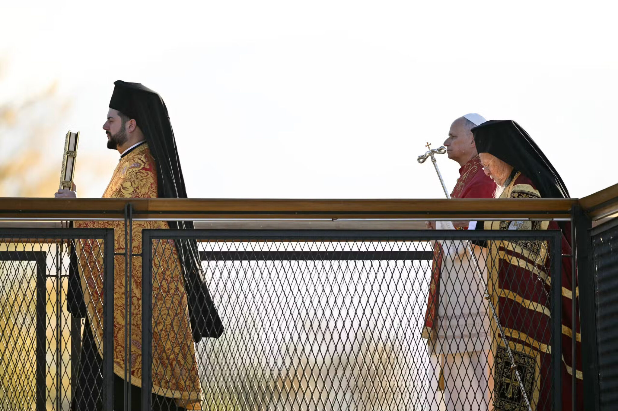 Pope reaches out to Muslims, visits Istanbul’s Blue Mosque