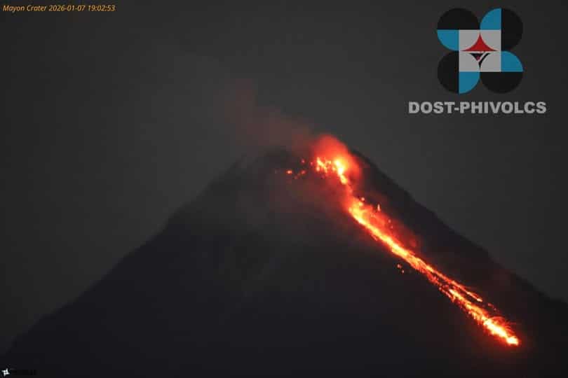 Mayon volcano shows crater glow and active lava dome — PHIVOLCS | Cebu ...